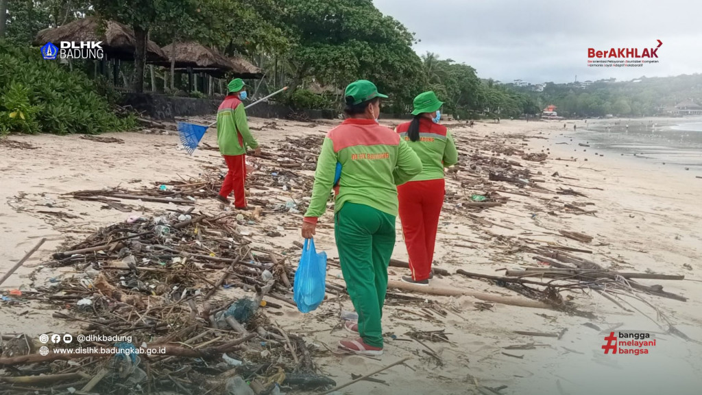 Dinas Lingkungan Hidup dan Kebersihan Kabupaten Badung melakukan Kegiatan Rutin Bersih Pantai ...