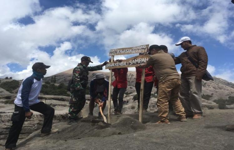 Bersihkan Sampah Bromo untuk Peringati Hari Bumi | Dislhk Badung Bersihkan Sampah Bromo untuk Peringati Hari Bumi | Dislhk Badung